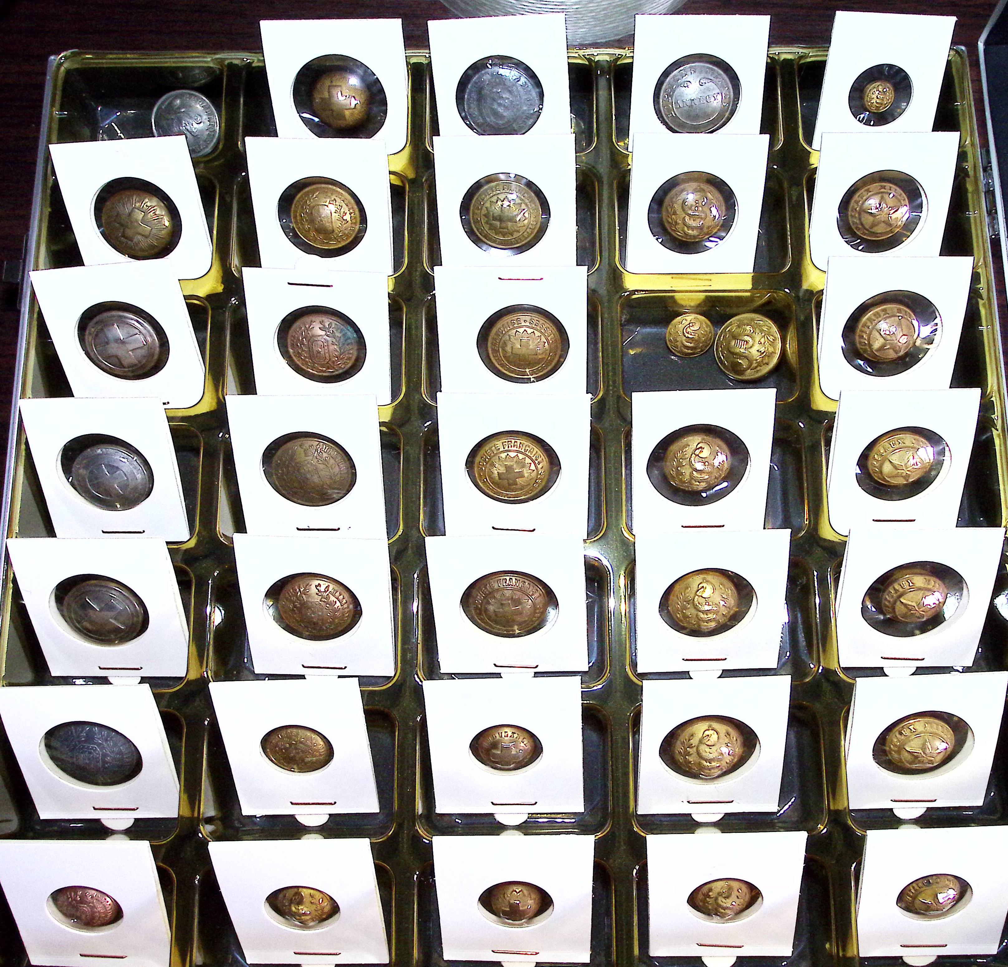 Lot 82383 - Présentoir de 35 "boutons du Service de Santé 1794-1919 ...